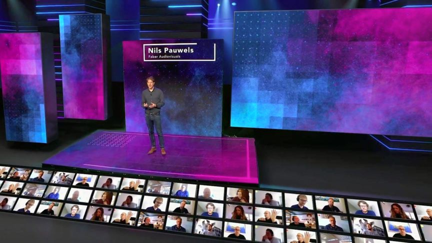 在虚拟场景里, 实现与观众实时同框互动