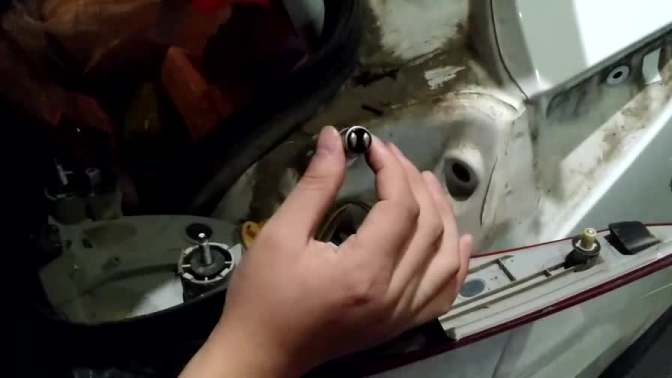 自己动手更换刹车灯简单易换 只是第一次灯泡买错了