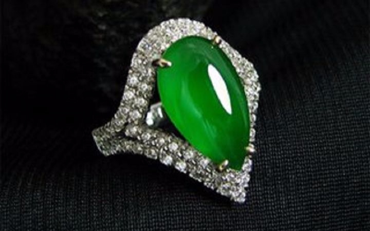 赌石现场:价值8000的翡翠原石切开后,真是血的教训!