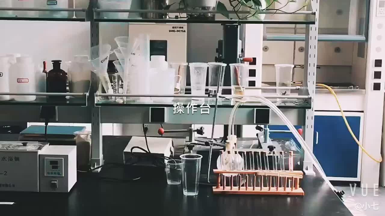 实验室里面的操作台、万能试验机、真空泵、鼓风干燥箱,里面的设备...