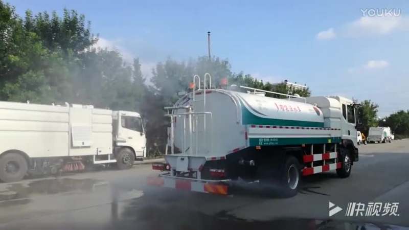 洒水车作业视频
