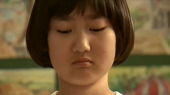 女孩第一次来大姨妈,被误会拉裤子,老师直接将她赶出了教室