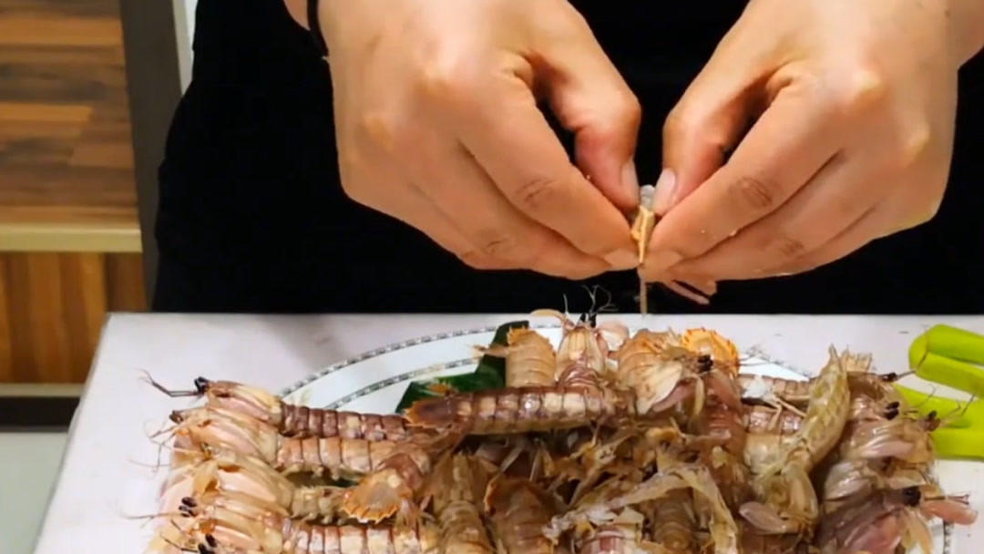 家常菜做法:皮皮虾正确做法,不要水煮鲜味十足,轻松脱皮不扎手