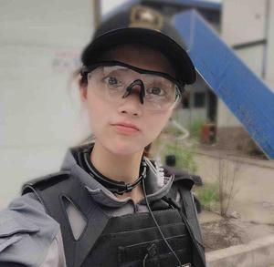 装备小姐姐李香兰 