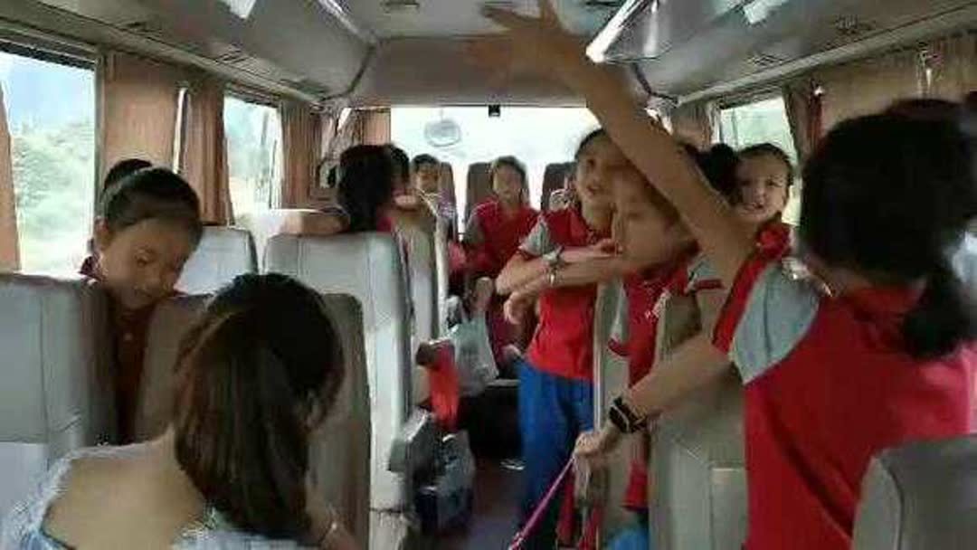 过年般的实小娃。#现场演唱 #最美童声 #红领巾 #研学旅行