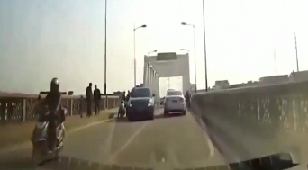 司机刚上桥行驶,结果就遇到电动车转弯