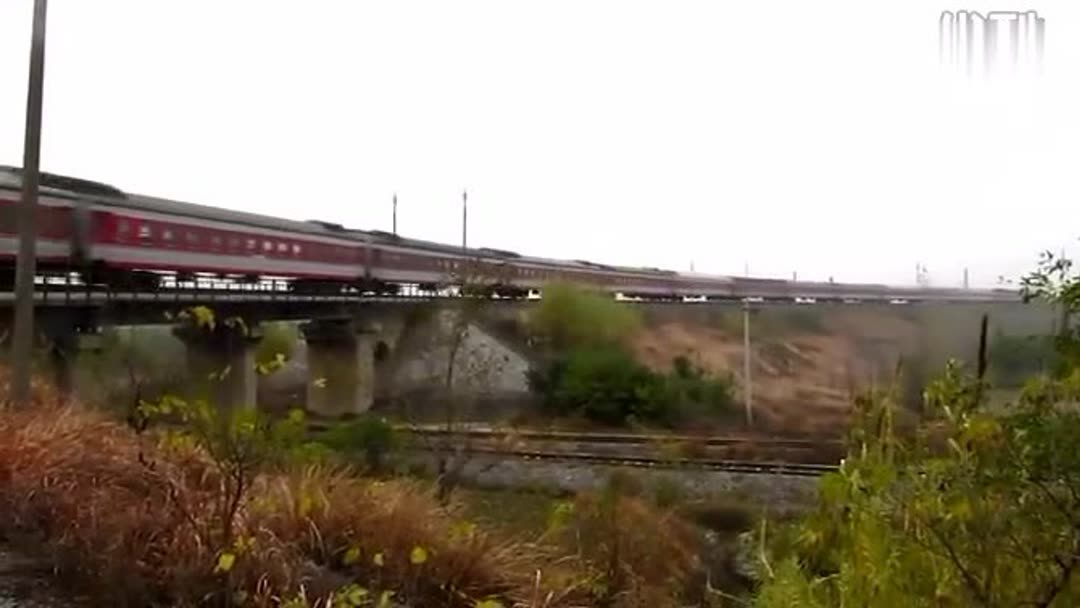 淮西铁路立交桥阜阳至合肥K8416次列车从上层通过