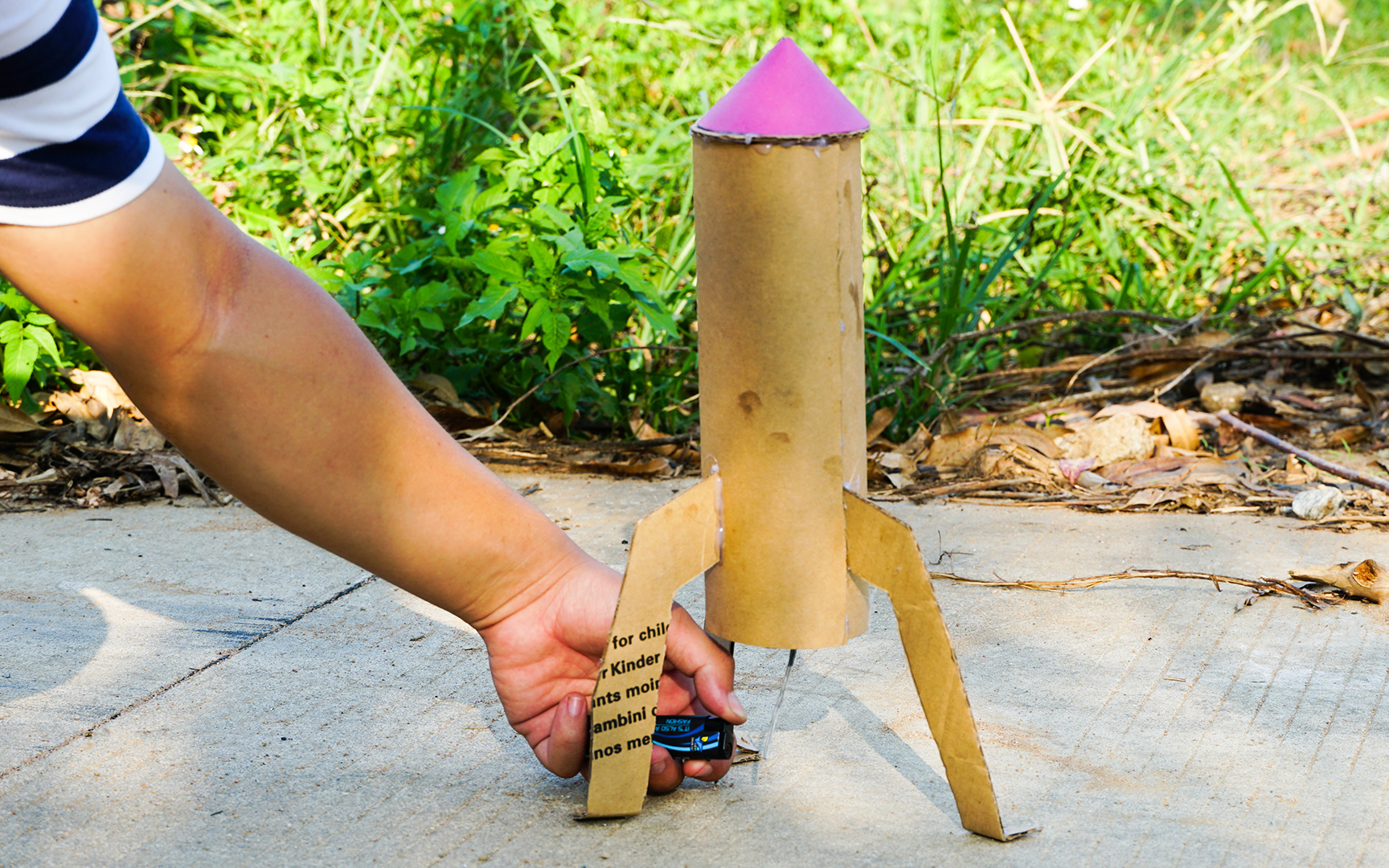 用纸板做成一个超大的玩具火箭,能飞得起来吗?