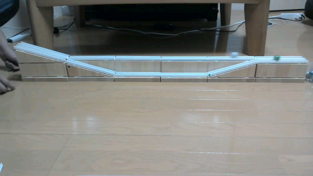 两个不同轨道模型,哪个轨道里的小球速度会更快