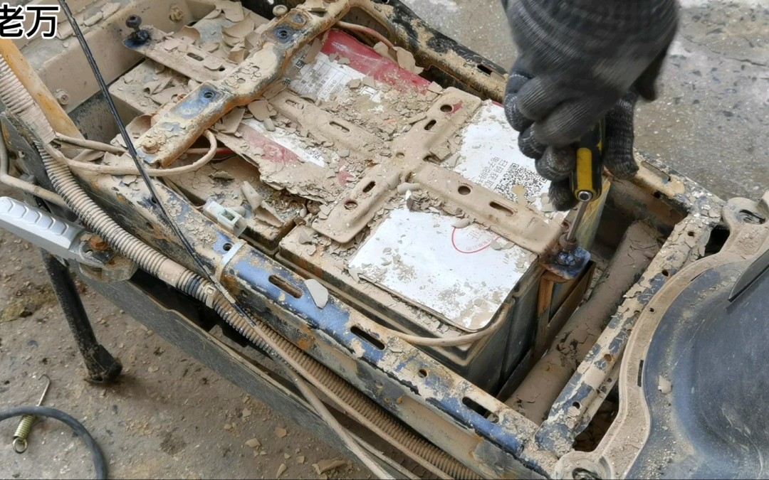 泡水车如何秒变美女一手车?电动车翻新修复