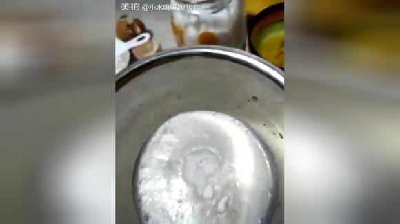 美女教你自制微波炉蛋糕,可好吃了