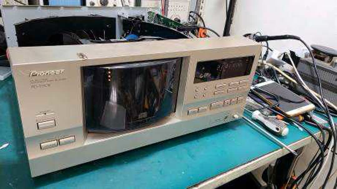 可以放一百张CD的先锋CD机,看看它的机芯是怎么工作的