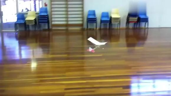 只靠橡皮筋弹簧动力的模型飞机,设计者真的脑洞大开 啊