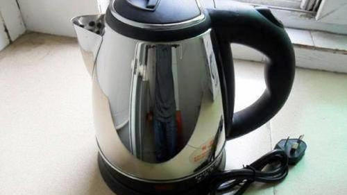 电热水壶不通电,拿剪刀动一动这个小机关,立马恢复正常!快试试
