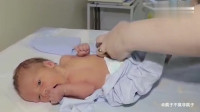 金牌月嫂示范给新生儿穿衣的正确方式,动作轻柔又娴熟