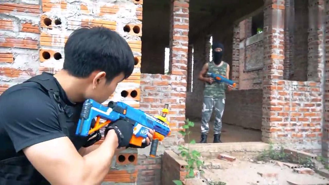 搞笑CS枪战-队友被擒,美女双排闯敌营救援