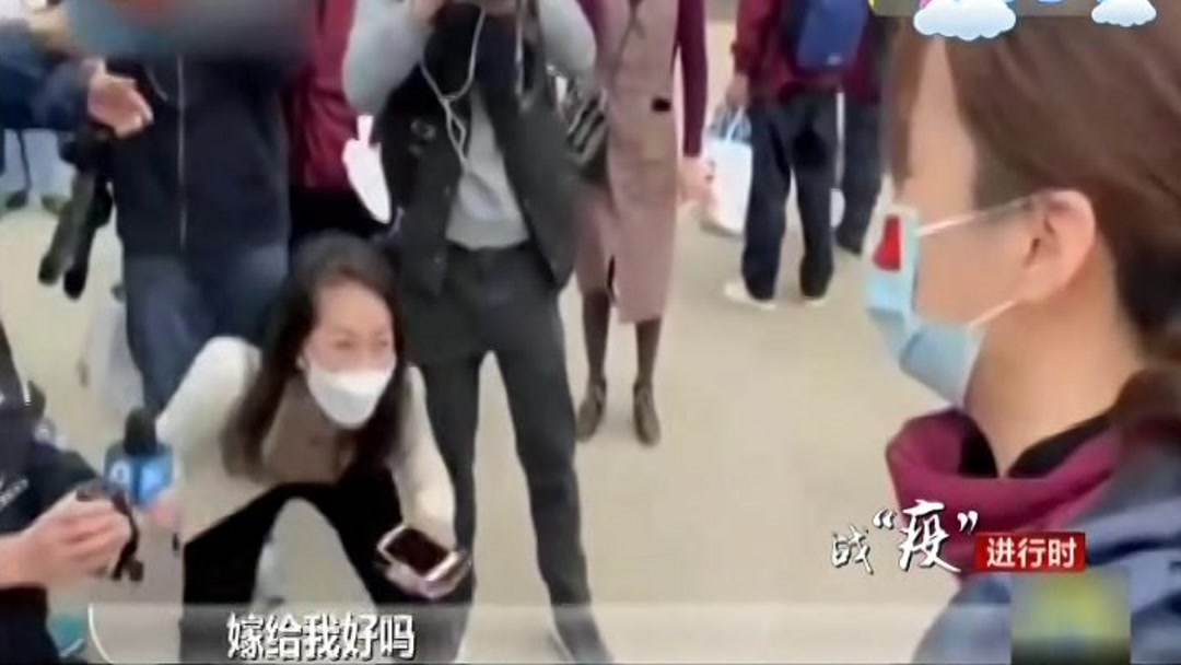 医疗队员下飞机被求婚 战“疫”成功也有他的一半