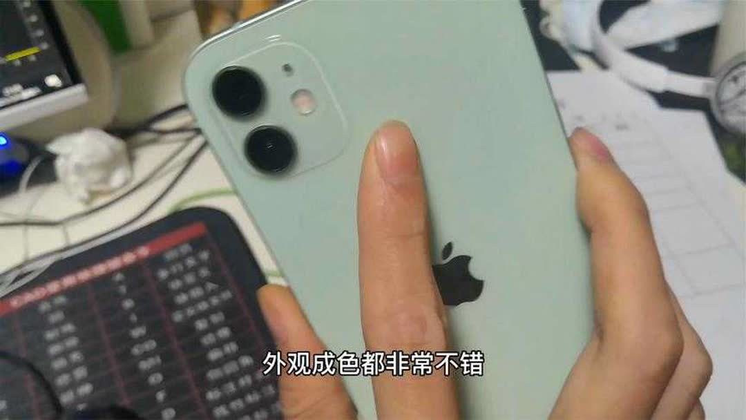 年底市场缺货苹果手机涨价,唯独iPhone12暴跌,华为P40坚持不降