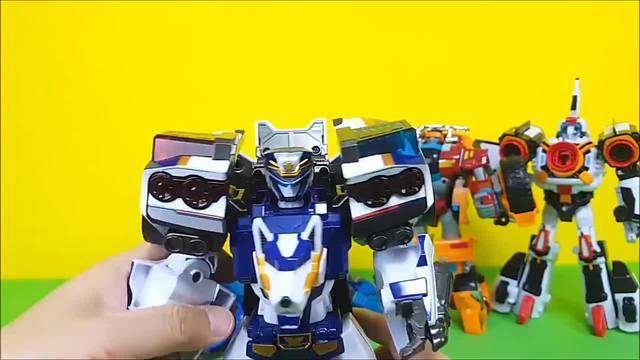 亲子玩具:变形金刚还原成汽车和飞机玩具