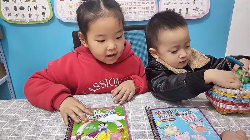 姐姐和弟弟画不同的水画册