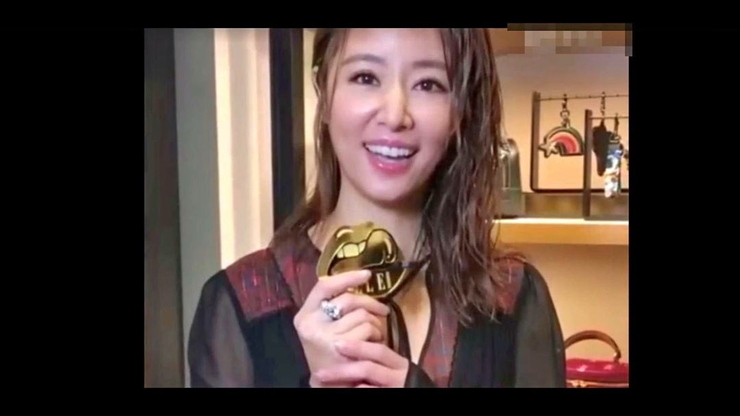 林心如在社交网站上分享烟熏妆旧照,并称22岁的自己审美有问题。