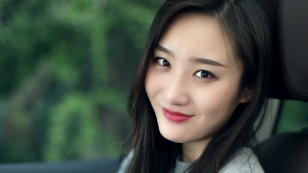 美女教你车钥匙没电时,如何打开车门启动车辆,你学会了吗?