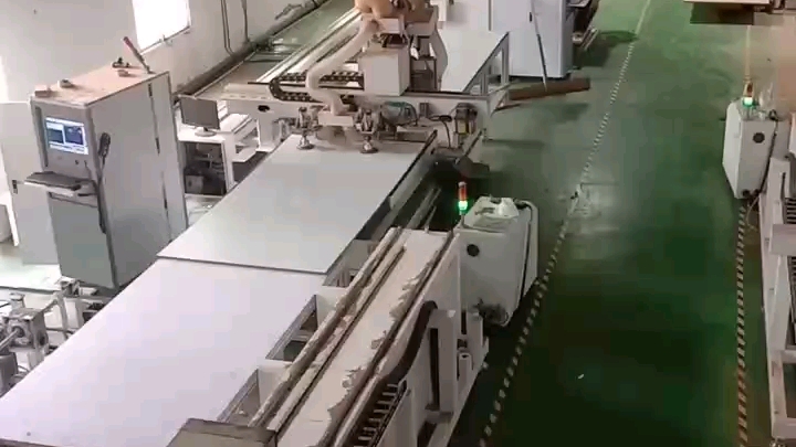 15165152261双工位地轨上料,机械手配开料机翻板机在客户现场使用...