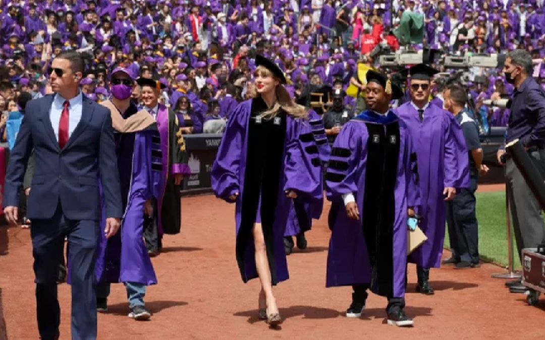 恭喜!Taylor Swift获纽约大学博士学位,穿博士服演讲意气风发.mp4