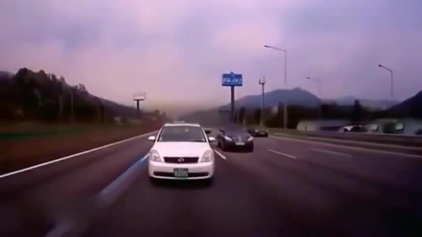 车祸瞬间大客车从轿车顶部飞过,小车瞬间报废