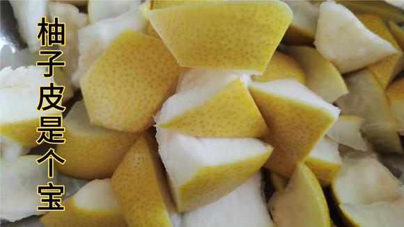 柚子皮是个宝,放在水里煮一煮,三个作用很厉害,看完都试试