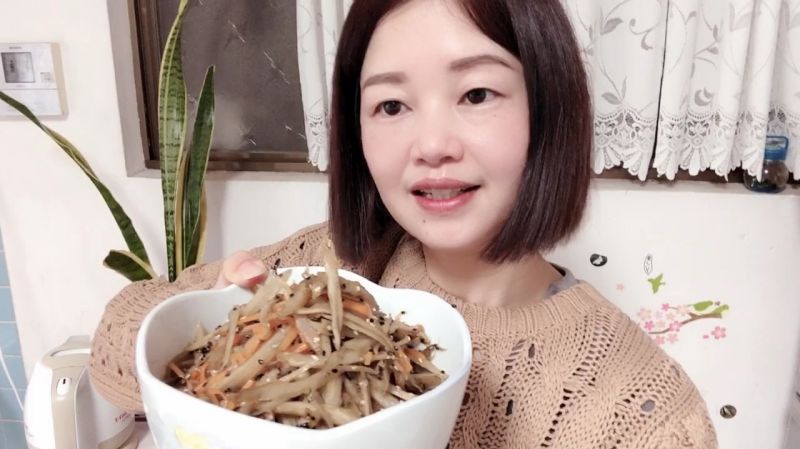 深受日本人喜爱,有“东洋参”之美称,牛蒡的营养做法。