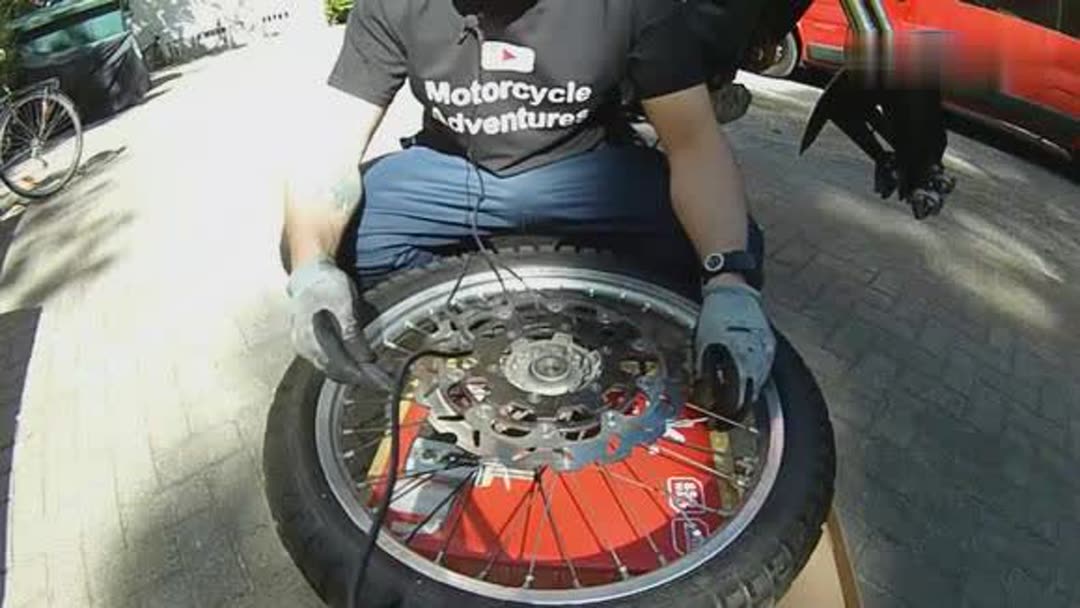 学生刚买的二手摩托车轮胎轴承坏了,修车师傅拆开一看,对他说