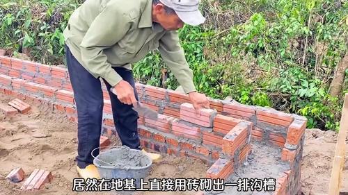 杂工错盖房子,打地梁不用模板支模,红砖代替模板支模,你见过吗