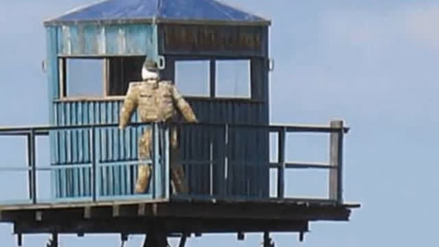 最奇葩的边境线,士兵跑去喝酒竟扎稻草人替站岗,群众:心真大