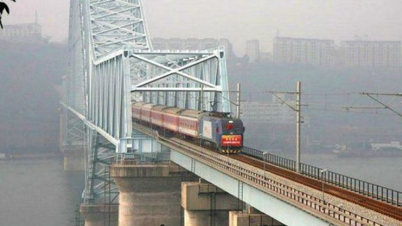 坐着火车过长江!K1022次自西向东过万州长江铁路大桥