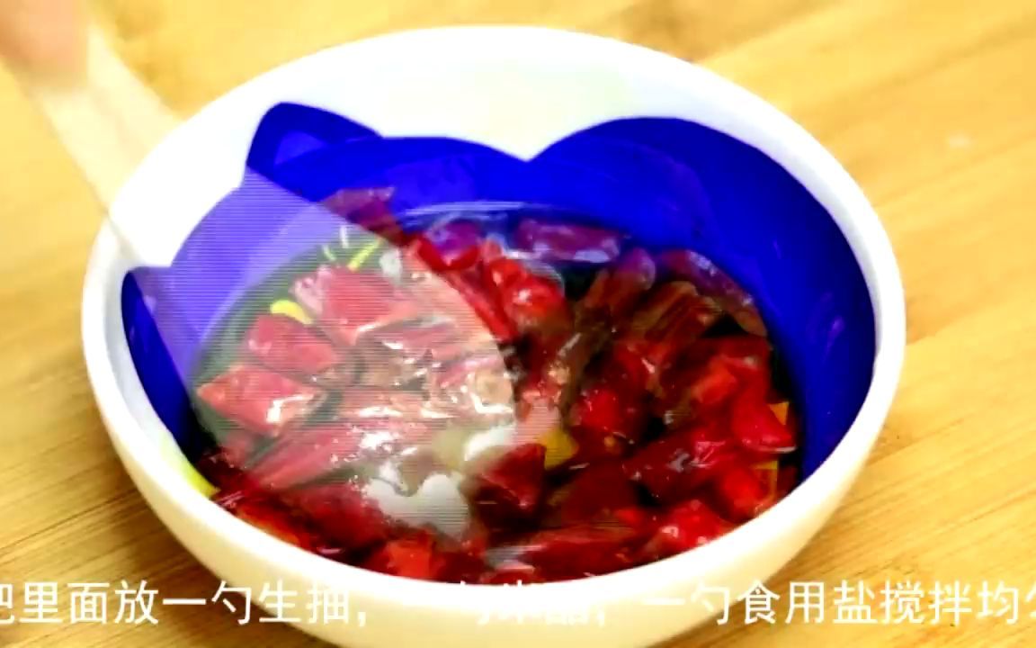 夏季白菜和金针菇是绝配,一烫一拌,鲜嫩下饭,简单实用的家常菜