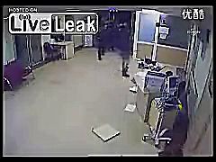 黑社会砸医院!暴徒不顾警察劝阻医院内打架斗殴砍人黑社会实拍!_标清...