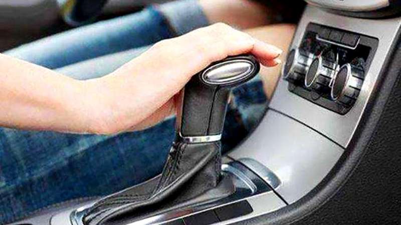 自动挡停车,到底先挂P挡还是先拉手刹?新手切记别搞错,很重要