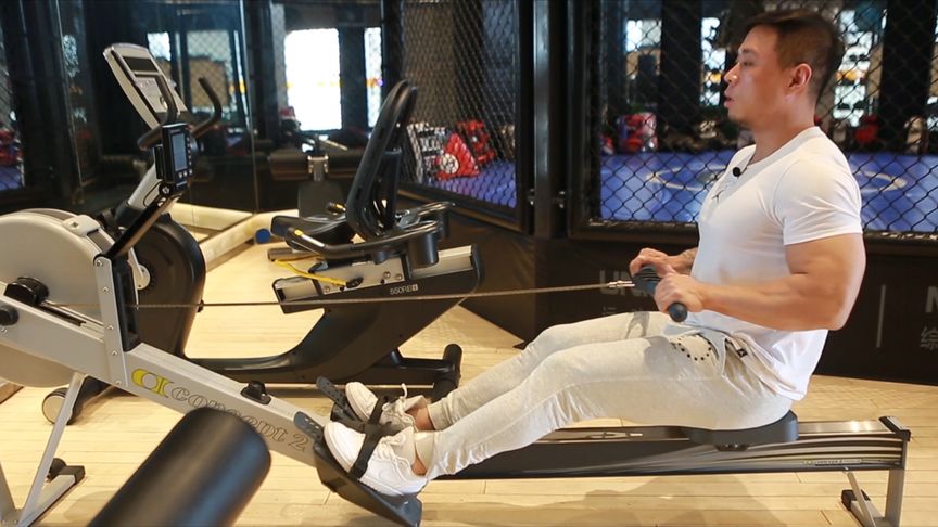 健身房常规器械的训练指南,使用划船机来虐背,牢记这套动作细节