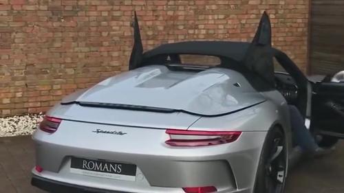 这辆敞篷打开的时候很霸气,副驾驶肯定不缺小姐姐,有钱人的玩具