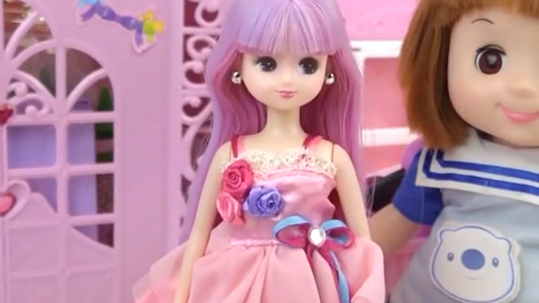 动画片城堡:经典早教,芭比娃娃用卷棒和梳子做美丽的发型