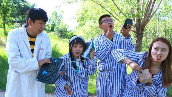 搞笑剧:精神病人用计算器打电话,没想又被院长用键盘套路,有趣