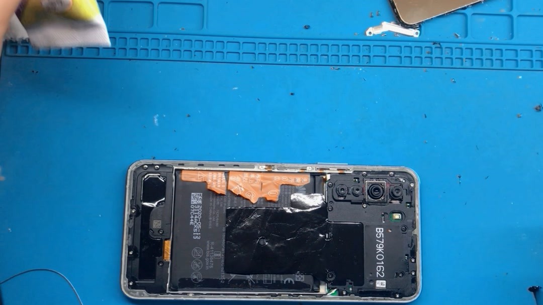 华为手机摔破,只需换屏幕后壳,教你安装