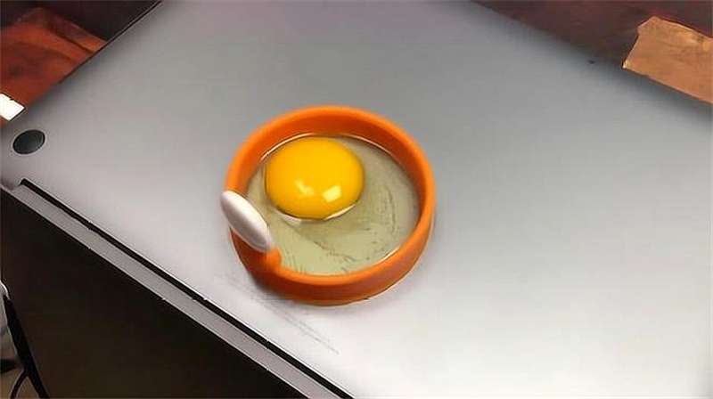 用苹果笔记本煎蛋是啥体验?国外小哥亲测,隔壁小孩馋哭了!