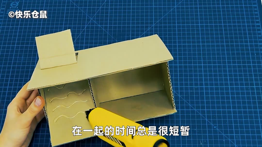 主人为可爱的小仓鼠制作了一个小房子,真漂亮,没想到它这么喜欢