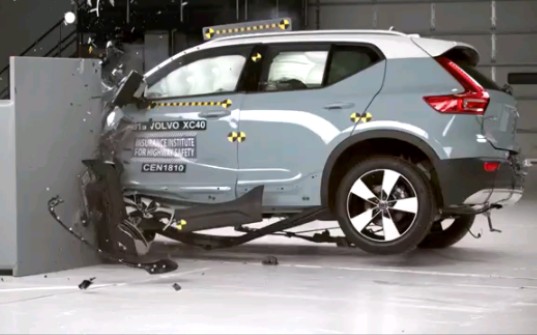 2019款沃尔沃XC40 IIHS正面小重叠面碰撞测试(多视角)