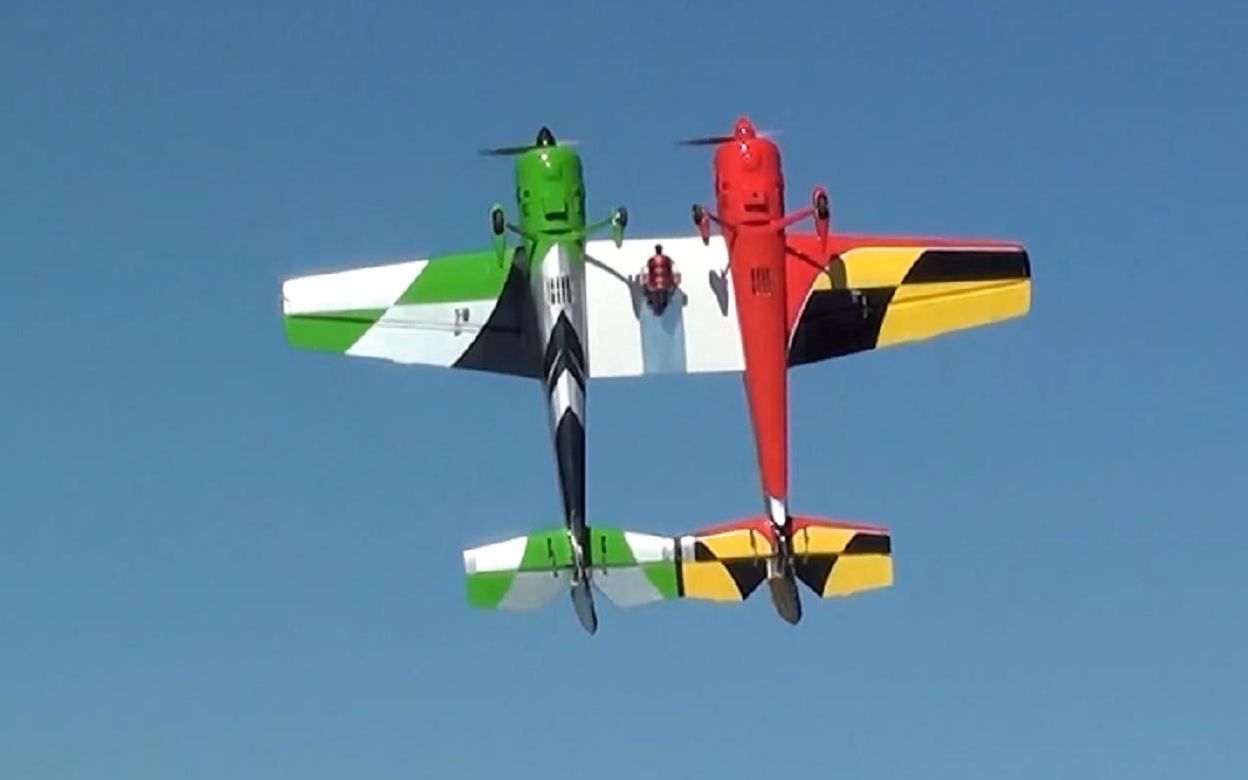 【不可思议的航模】神奇的双机身3D机特技飞行表演