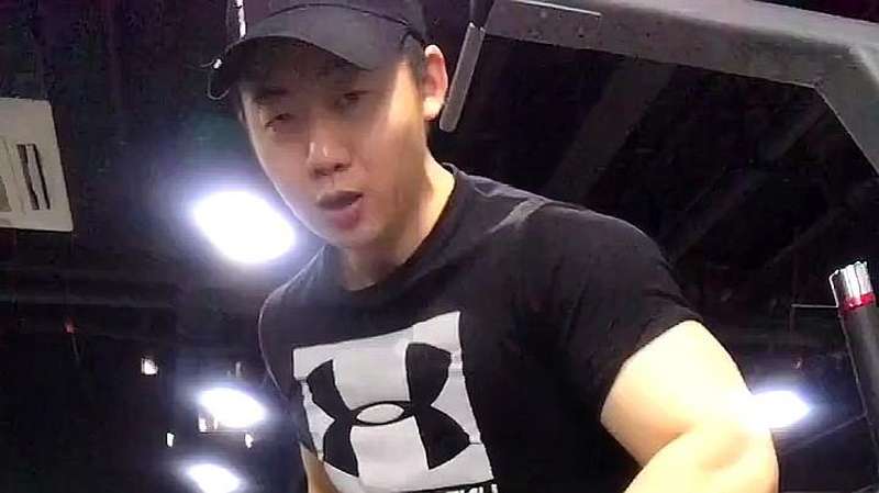 健身教学:学会胸部双杠臂屈伸的两个姿势要点,有效锻炼胸部肌肉