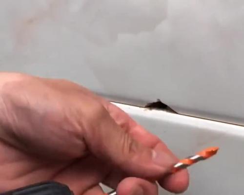 世界之大无奇不有,想不到会有这样的钻头,这样打瓷砖再也不怕碎了
