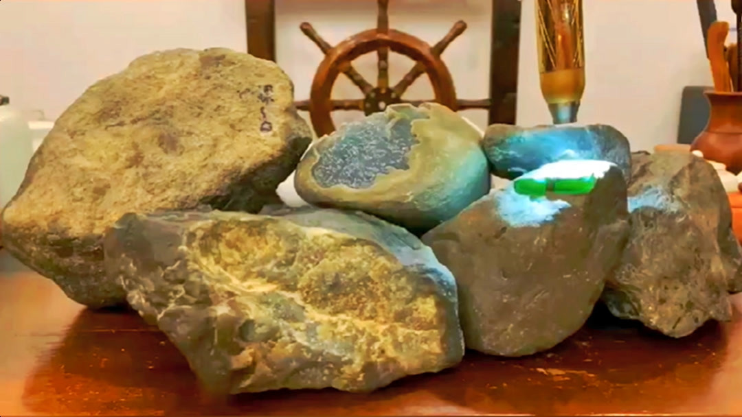 分享两块高货翡翠原石,保证你看了流口水,还有英文字幕